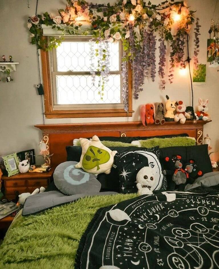 14 Mysterious Whimsigoth Bedroom Ideas For A Magical Home - Astrapearl