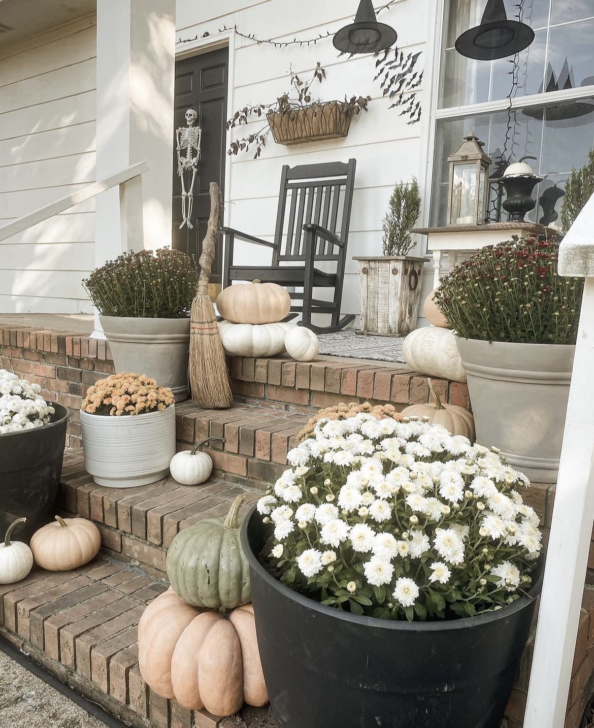 19 Stunning Small Porch Fall Decorating Ideas That You Will Love ...