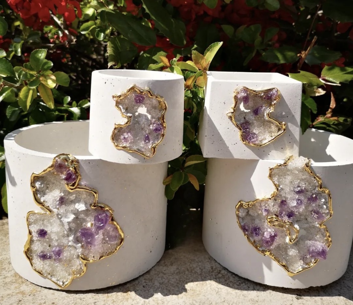 20 Enchanted Crystal Decor Ideas To Create A Relaxing Home - Astrapearl