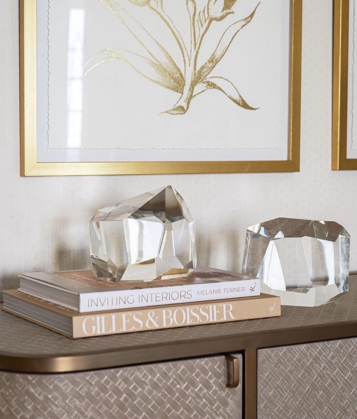 20 Enchanted Crystal Decor Ideas To Create A Relaxing Home - Astrapearl