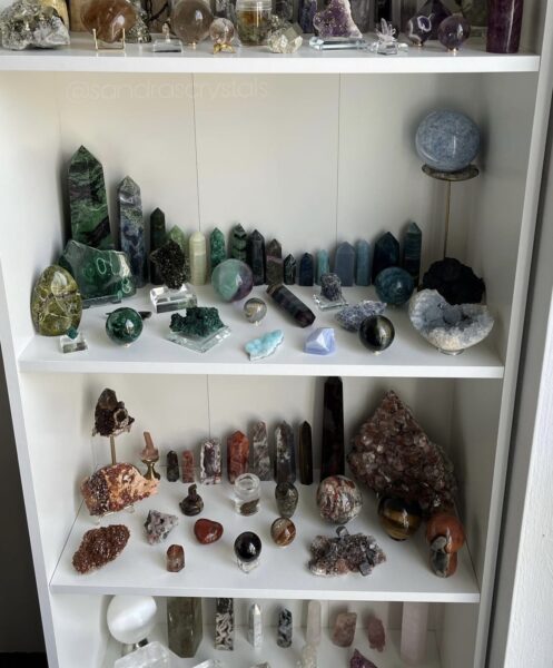 20 Enchanted Crystal Decor Ideas To Create A Relaxing Home - Astrapearl