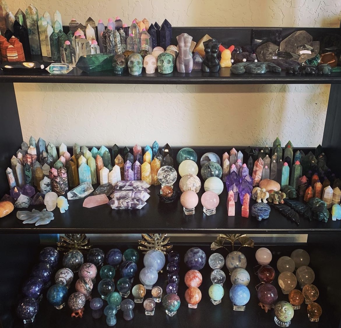 20 Enchanted Crystal Decor Ideas To Create A Relaxing Home - Astrapearl